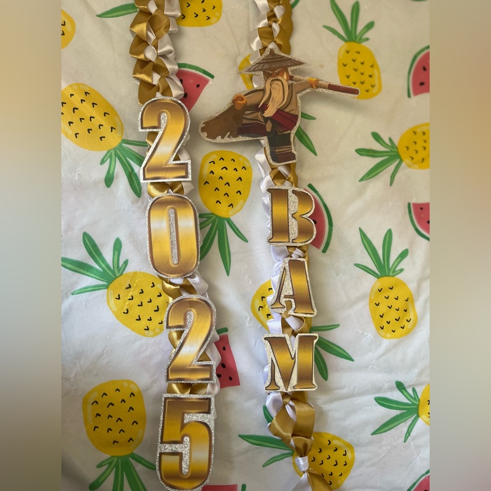 Gold And White 2025 Graduation Ribbon - Gem